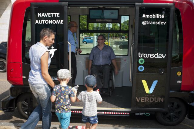 Des passagers satisfaits par les services de transport autonome Transdev