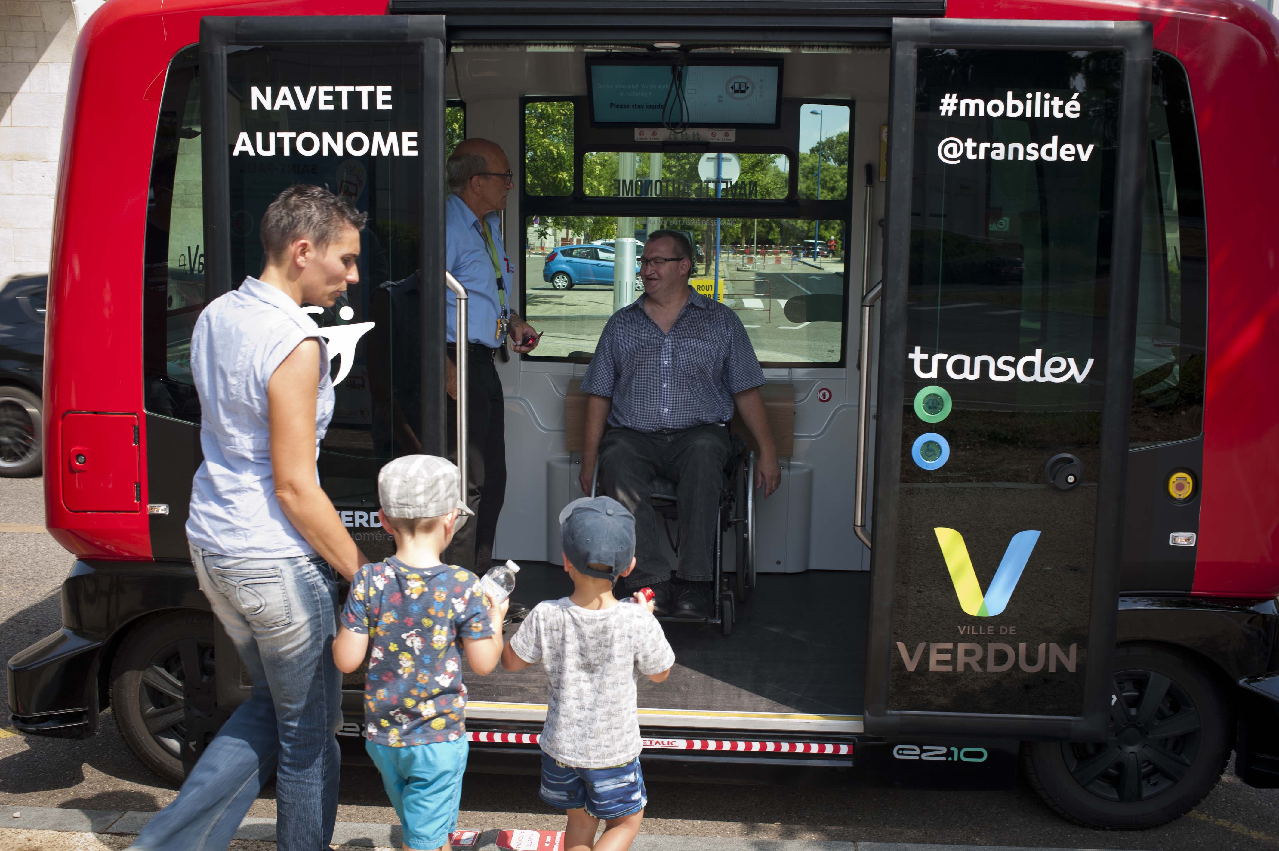 Des passagers satisfaits par les services de transport autonome Transdev