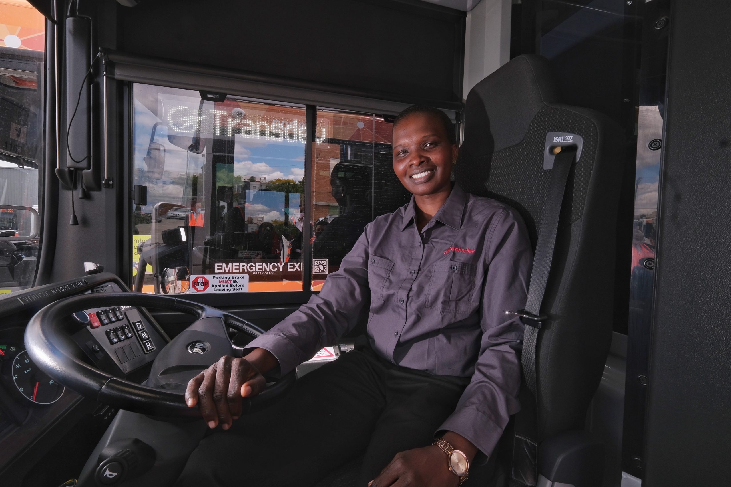 De nouveaux conducteurs de bus australiens prennent la route pendant le ...